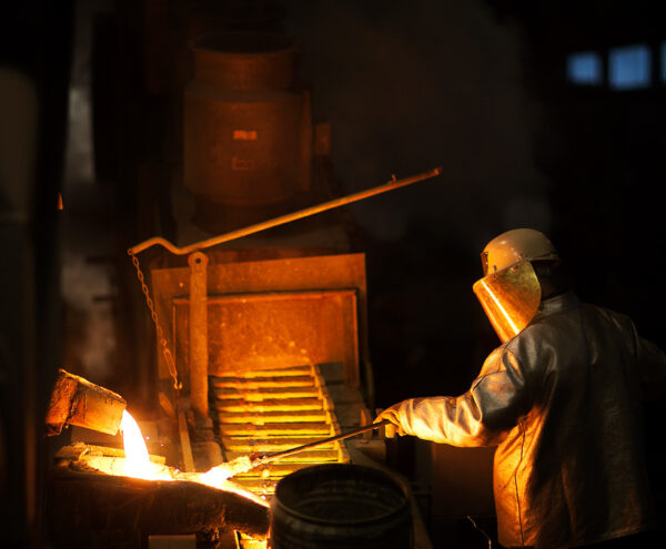 Refractories for applications in the foundry melt floor